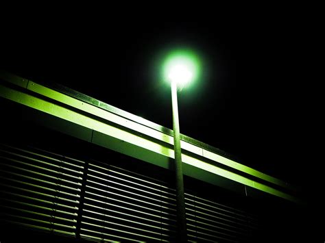 무료 이미지 건축물 밤 햇빛 창문 건물 시티 선 녹색 칸델라 어둠 가로등 노랑 조명 원자 램프 렌즈 플레어 전등 모양 베네 치안 블라인드