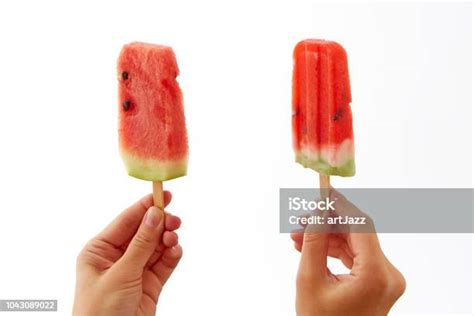 여자 들고 두 맛 신선한 조각 흰색 배경에 막대기에 수 박의 손 건강의 개념을 만든 텍스트에 대 한 공간을 가진 아이스 얼음 여름 디저트 0명에 대한 스톡 사진 및 기타