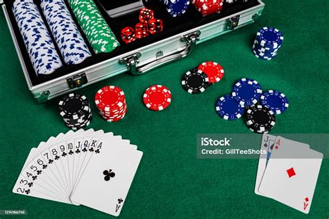 카드 주사위 도박 칩 과 게임 케이스로 둘러싸인 녹색 펠트 게임 테이블에 쓰기 공간을 복사합니다 표준 카드 놀이 0명에 대한 스톡 사진 및 기타 이미지 Istock