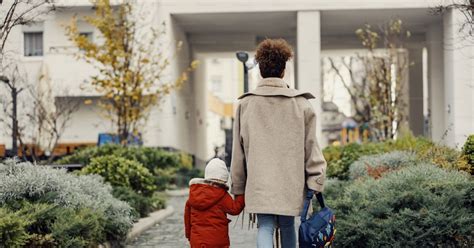 어린 아들과 손을 잡고 유치원이나 탁아소에서 집으로 데려가는 어머니 사진 Unsplash의 아름다움 이미지