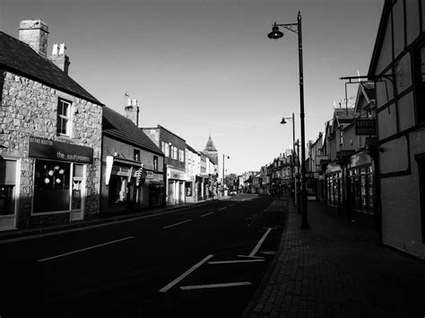 가게 간판 가벼운 게시물 거리 건물 건축 고요한 구시가지 그림자 기이 한 낮 대칭 대칭의 도로 도시 경관 도시의 도심 러스틱 맑아지는 하늘