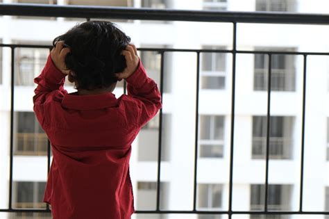 흰색 도시 배경발코니에 서있는 동안 활기찬 빨간 셔츠를 입고 인도 귀여운 작은 쾌활한 갈색 머리 타밀 아기 소년 2 3 살에