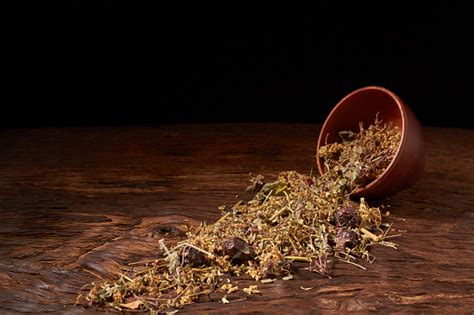 검은 배경에 나무 테이블에 점토 그릇에 허브 티 선택적 초점 0명에 대한 스톡 사진 및 기타 이미지 0명 개념 개념과 주제 Istock