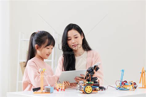 Ang Batang Babae Ay Nag Aaral Ng Aralin Sa Programming Para Sa Mga Bata