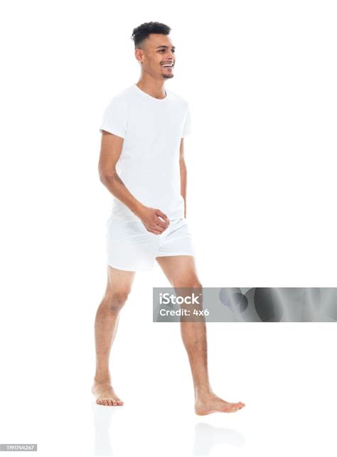 전체 길이 측면 보기 프로필 보기 한 사람만 2029세 성인 잘생긴 사람 흑발 곱슬 머리 아프리카 민족 아프리카계 민족 흑인 인종 남성 젊은 남자 산책 하는 사람 행복 쾌활