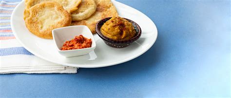 파란색 배경에 흰색 접시에 다른 뜨거운 소스와 함께 전국 튀김 토르티야 인도 의 순수 동양 요리 배너 텍스트공간을 복사합니다 건강에 좋지 않은 음식에 대한 스톡 사진 및