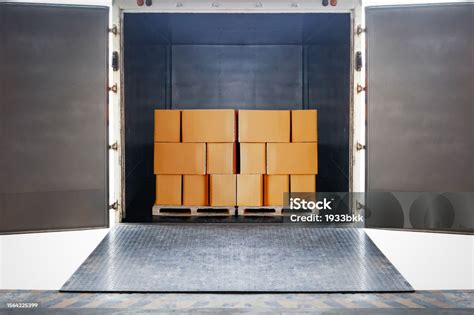 화물 컨테이너에 적재하는 팔레트에 쌓인 패키지 상자 공급망 상품 유통 창고 배송 소모품 배송 화물 트럭 물류 화물 운송 0명에