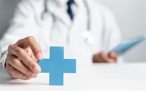 흰색 코트를 입은 의사는 보증 의료 보험 기호 개념 정신 건강 관리 건강 검진 개념에 대한 플러스 기호를 들고 있습니다 건강 진단에 대한 스톡 사진 및 기타 이미지 Istock