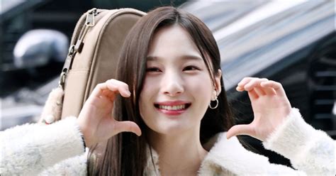 [md포토] 이젤 사랑스러운 양볼 하트