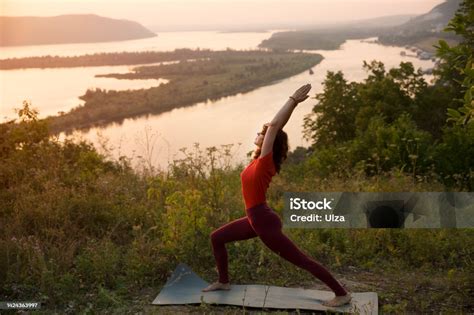 산에서 일몰에 요가를 연습하는 중년 여성 솔로 야외 활동 40 44세에 대한 스톡 사진 및 기타 이미지 40 44세 스트레칭 야외 Istock