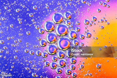 세포 막의 과학적 이미지입니다 액체 물질의 최대 매크로입니다 분자 원자 Sctructure를 추상화 합니다 거품을 물 공기 또는 분자의 매크로 샷입니다 생물학 Phycics