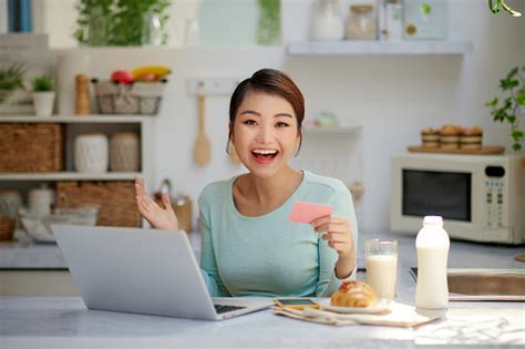 젊은 아시아 여자 노트북 컴퓨터 쇼핑 온라인 신용 카드 구매 인터넷 및 놀라움 구매에 대한 스톡 사진 및 기타 이미지 구매 노트북 노트북 사용하기 Istock