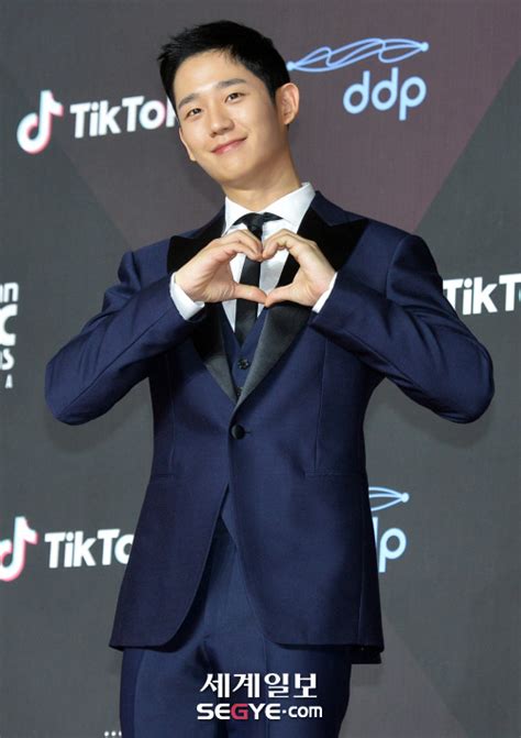 [포토] 정해인 여심 녹이는 손하트