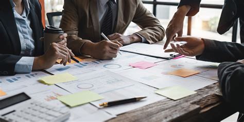 비즈니스 사람들과 파트너십의 그룹은 사무실에서 계산기로 마케팅 계획을 분석합니다 코워킹 오피스에서의 팀워크 과정 동업자에 대한 스톡 사진 및 기타 이미지 Istock