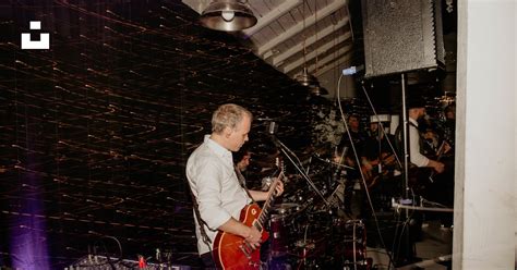 무대에서 기타를 연주하는 남자 사진 Unsplash의 무료 사람의 이미지