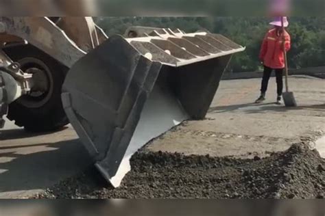 不愧是年轻的铲车师傅这样的地形都敢下铲真是初生牛犊不怕虎
