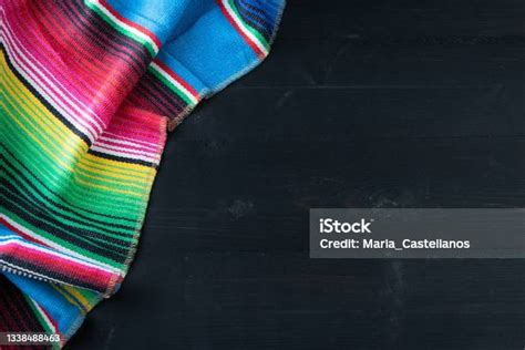 검은 색 배경에 멕시코 화려한 판초 공간을 복사합니다 멕시코에서 전형적인 판쵸에 대한 스톡 사진 및 기타 이미지 판쵸