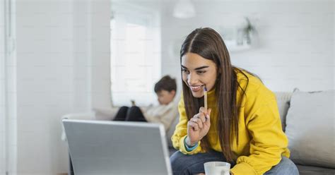 집에서 일하는 멀티 태스킹 어머니 엄마는 일과 가정의 균형을 맞출 수 있습니다 식탁에서 기술을 사용하는 어머니와 아들 가족은 집에서 노트북과 디지털 태블릿을 연구하고
