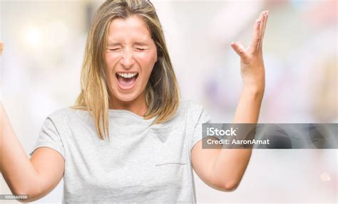 젊은 아름 다운 여자 미친과 미친 무기와 성공에 대 한 격리 된 배경 위에 제기 하 고 흥분 비명 눈을 폐쇄 우승자 개념 금발 머리에 대한 스톡 사진 및 기타 이미지