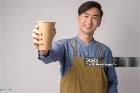 하얀 배경 스튜디오 위에 종이컵을 들고 앞치마를 입은 젊은 아시아 남자의 초상화 지구 컨셉을 구하세요 고객에 대한 스톡 사진 및 기타 이미지 Istock