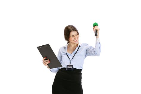 젊은 아름다운 소녀 여성 기자 들고 기자 마이크 흰색 스튜디오 배경에 고립 소셜 미디어 언론 뉴스 정보의 개념 20 24세에 대한 스톡 사진 및 기타 이미지 Istock