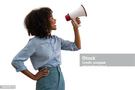 제목 확성기로 발표하는 아프리카계 미국인 여성 확성기를 손에 들고 흥분한 흑인 밀레니얼 여성 클리핑 경로와 함께 흰색 배경 위에 서서 뉴스 공유 개념에 대한 스톡 사진 및