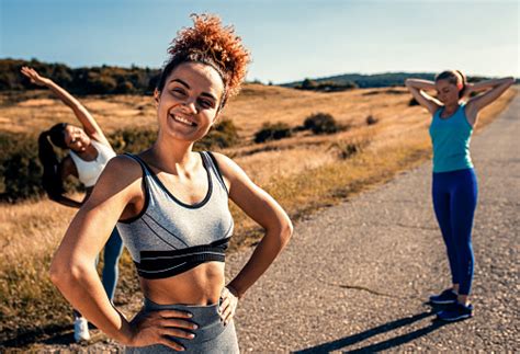 야외에서 친구들과 함께 달리기를 준비하는 젊은 여성의 초상화 20 29세에 대한 스톡 사진 및 기타 이미지 20 29세 3 명 건강한 생활방식 Istock