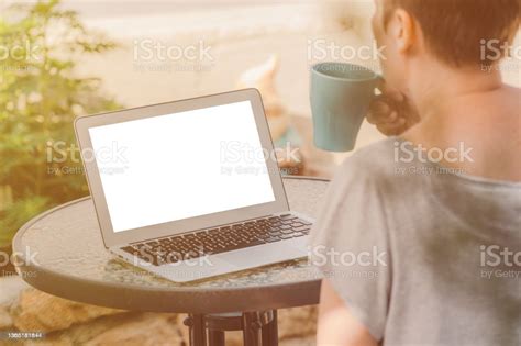 여성 프리랜서 디지털 유목민 휴가 작업 노트북 모형 화면을보고 여자에 대한 스톡 사진 및 기타 이미지 여자 한 명의 여자만 40 44세 Istock