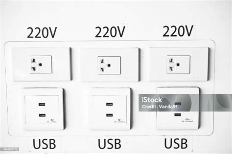 벽에 플러그와 Usb 충전 허브 0명에 대한 스톡 사진 및 기타 이미지 0명 Usb 케이블 네트워크 연결 플러그 Istock