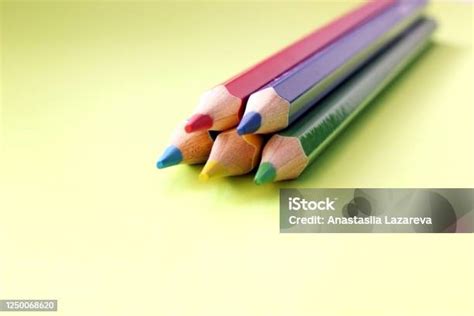 노란색 배경에 색연필 다른 색깔의 연필의 제비 색연필 연필은 날카롭습니다 연필은 오른쪽 상단 모서리에 대각선으로 놓여 있습니다 클로즈업 공간을 복사합니다 배경 0명에 대한