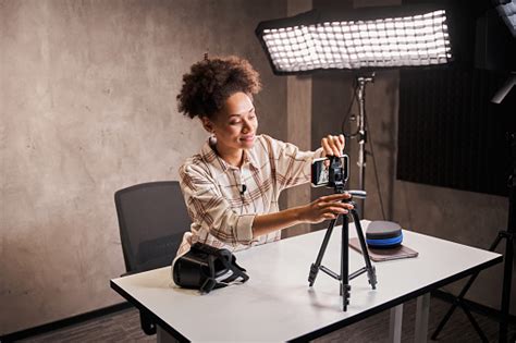 기술에 대한 그녀의 블로그에 대한 비디오를 만드는 다인종 여성 20 24세에 대한 스톡 사진 및 기타 이미지 20 24세 Brand Name Smart Phone