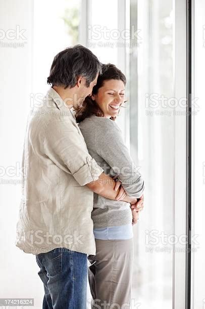 낭만적임 성숙한 커플입니다 안기 근처의 창 귀여운에 대한 스톡 사진 및 기타 이미지 귀여운 로맨스 명랑한 Istock