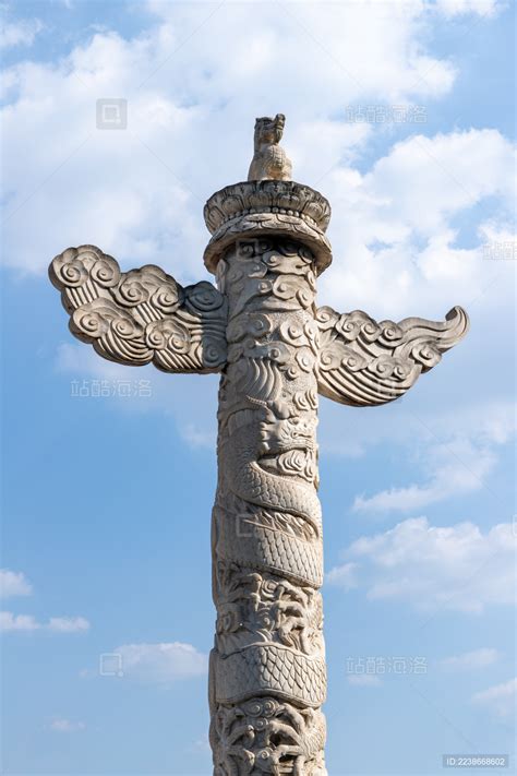 蓝天白云背景中的华表建筑 站酷海洛 正版图片 视频 字体 音乐素材交易平台 站酷旗下品牌