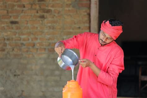 Granjero Indio O Lechero Recogiendo Leche En La Granja Lechera Foto Premium
