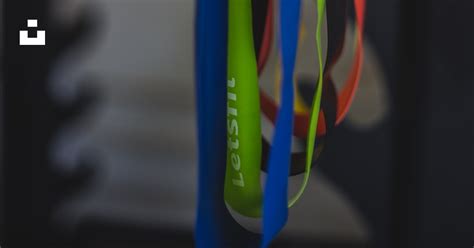 파란색 녹색 및 노란색 코팅 와이어 사진 Unsplash의 무료 저항 밴드 운동 이미지