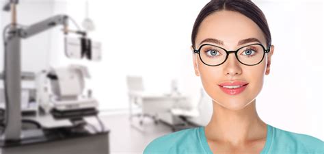 세련된 안경을 쓰고 배경 안과 클리닉위에 예쁜 여성 안과 안경을 이용한 시력 보정 근시 및 과민증의 치료 검안에 대한 스톡 사진 및 기타 이미지 Istock