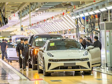 我国新能源汽车年产量首次突破1000万辆 长三角贡献近4成产量