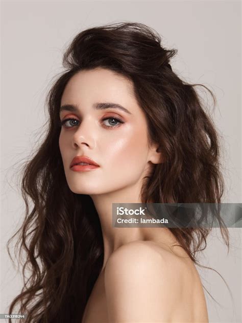 긴 머리를 가진 아름 다운 젊은 여자 갈색 머리에 대한 스톡 사진 및 기타 이미지 갈색 머리 개성 개념 관능 Istock
