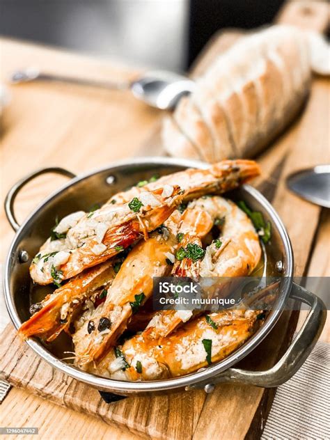 새우 알 길로 메인 요리 높은 각도 보기 사진 촬영 배경 포르투갈 파슬리와 빵 0명에 대한 스톡 사진 및 기타 이미지 0명 건강한 식생활 고급 요리 Istock