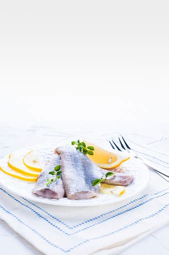 네덜란드 청어 전통적인 네덜란드 음식 양파와 레몬을 곁들인 생선 필레 영양소와 비타민이 많은 음식 밝은 색상의 사진 텍스트를위한 여유 공간 탁자에 대한 스톡 사진 및 기타
