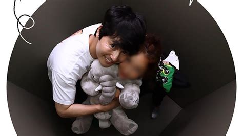 [y이슈]누군가 흘린 스티커 사진 주워보니 정우성…다정한 연인의 모습 Ytn