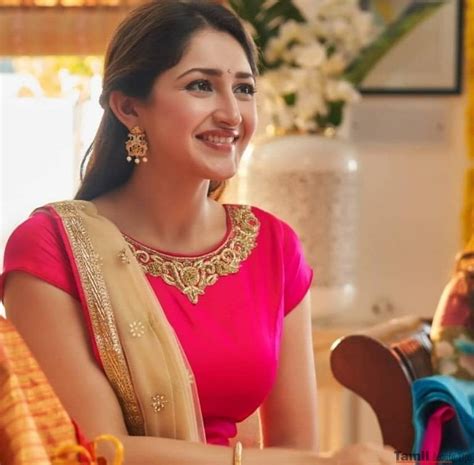 குழந்தை பிறந்ததும் உடல் எடை ஏறி ஆளே மாறிப்போன நடிகை சாயிஷா R Tamilbeautytips