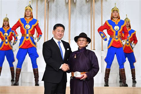 ФОТО Төрийн дээд цол олгож одон медаль гардууллаа Dnn Mn