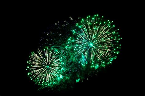 검은 배경에 녹색 불꽃 놀이 장식용 축제 크리스마스 조명 요소입니다 스파크 불꽃 놀이는 미적 목적으로 사용되는 폭발성 불꽃 장치의 한 종류입니다 블랙 매직 조명 효과에서