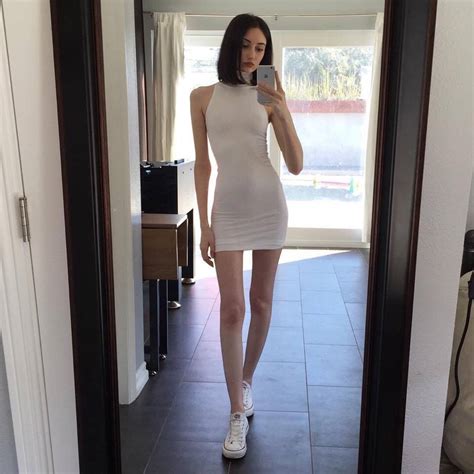 骨感美十足的女生，这苗条的身材太完美了。