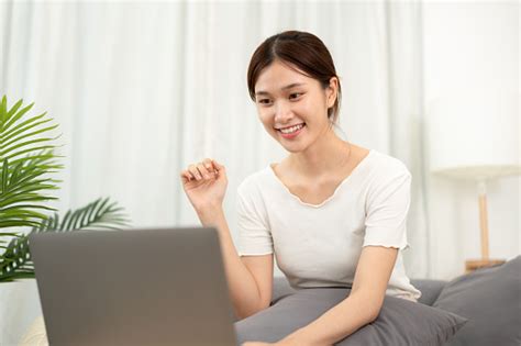 캐주얼 옷을 입고 노트북에 프로젝트 및 비즈니스 데이터의 새로운 아이디어를 입력하는 젊은 아시아 여성 20 24세에 대한 스톡