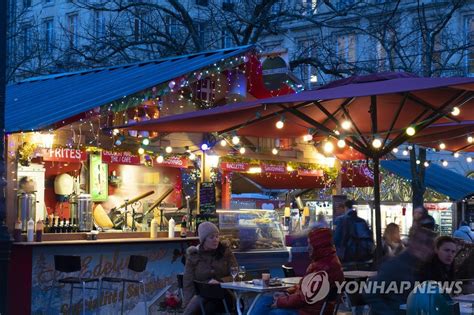 연말 분위기 물씬 프랑스 보르도의 크리스마스 마켓 찾은 사람들 연합뉴스