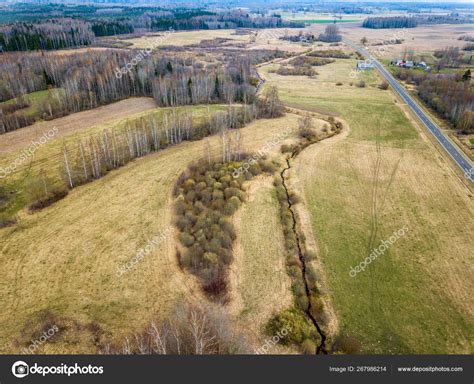 시골 길과 집과 작은 마을의 공중 보기와 L — 스톡 사진 © Martinsvanags 267986214