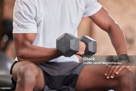 흑인 남자 팔 웨이트 트레이닝 보디빌더 유산소 운동을 하는 운동선수의 체육관 덤벨 파워 리프팅과 피트니스가 있는 운동 스튜디오에서 강한 팔 근육을 위한 건강 웰빙 및 스포츠
