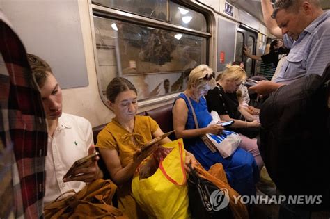 끝나지 않은 전쟁의 불안 손에 스마트폰 들고 연합뉴스